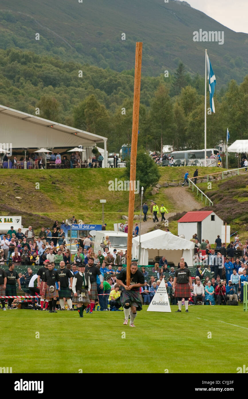 Competitors taking part in toss the caber event at the "Braemar ...