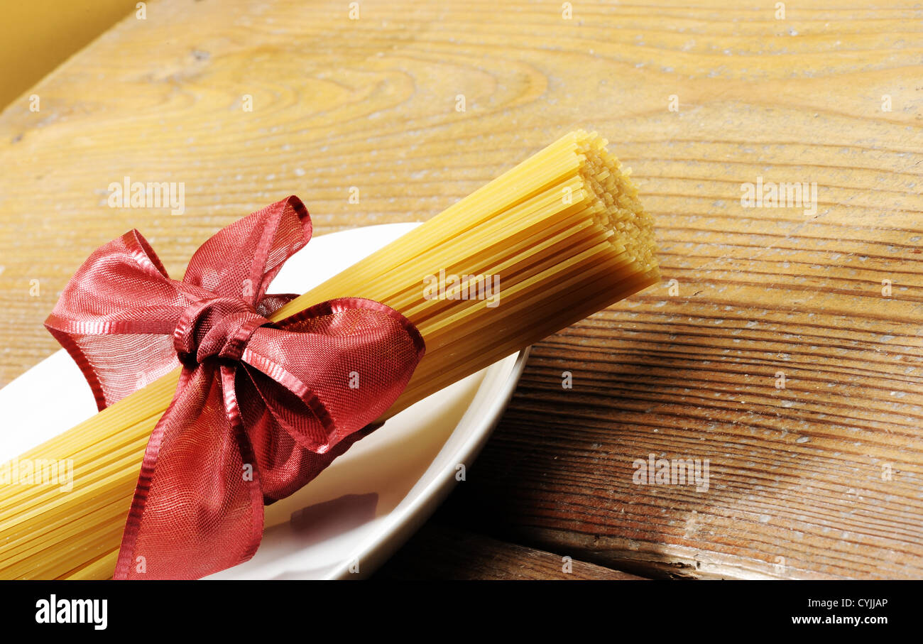 spaghetti gift, italian pasta with ribbon Stock Photo - Alamy
