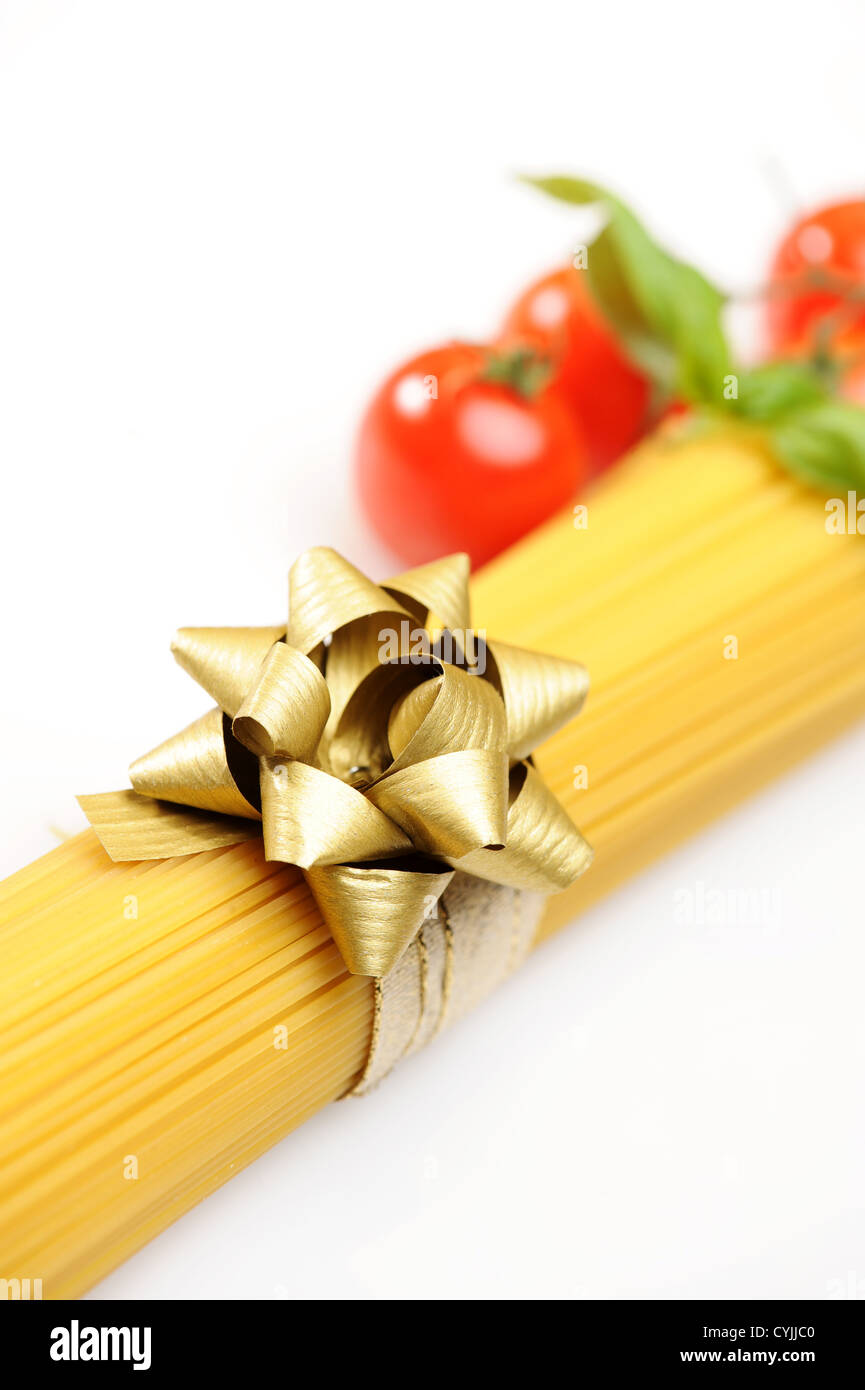 spaghetti gift, italian pasta with ribbon Stock Photo - Alamy