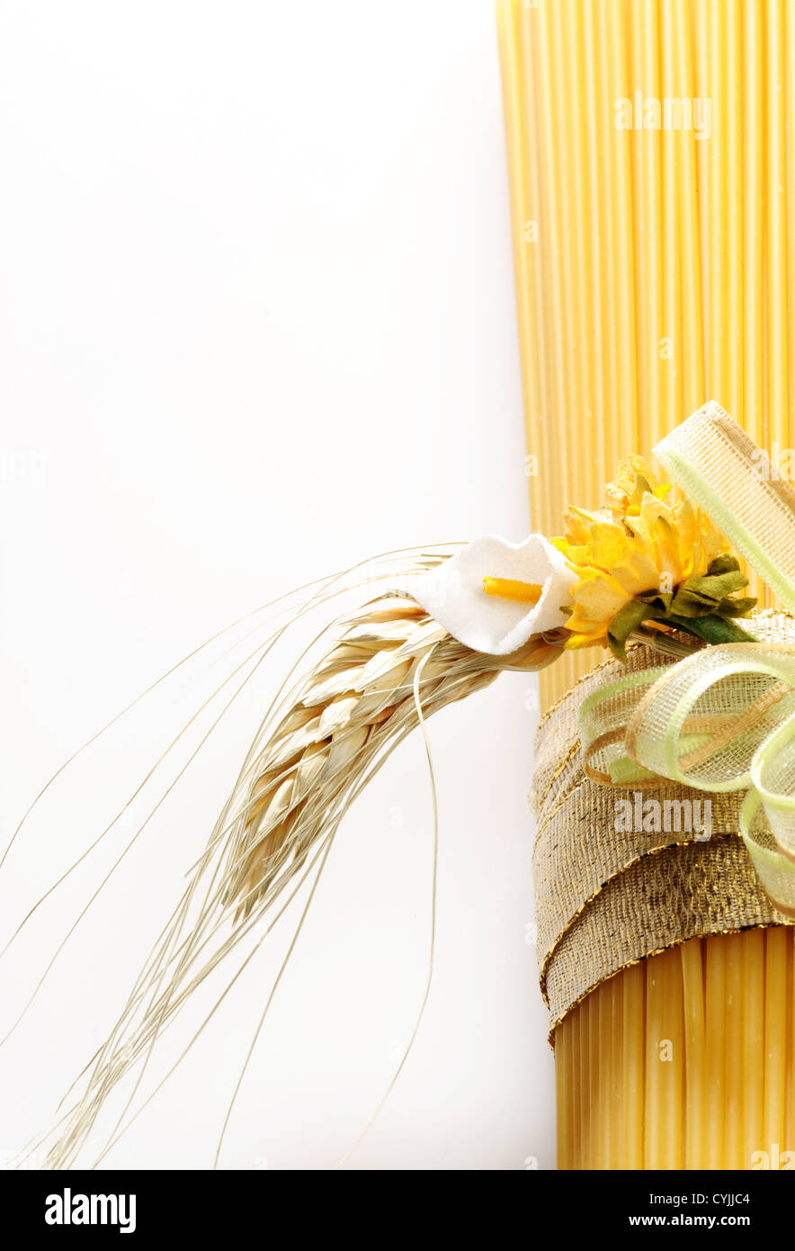 spaghetti gift, italian pasta with ribbon Stock Photo - Alamy
