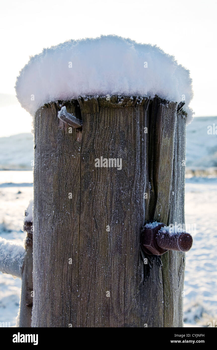 Frozen fencepost with snow showing texture Stock Photo - Alamy