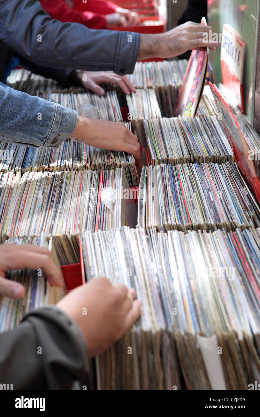 Vinyl record market stall hi-res stock photography and images - Alamy