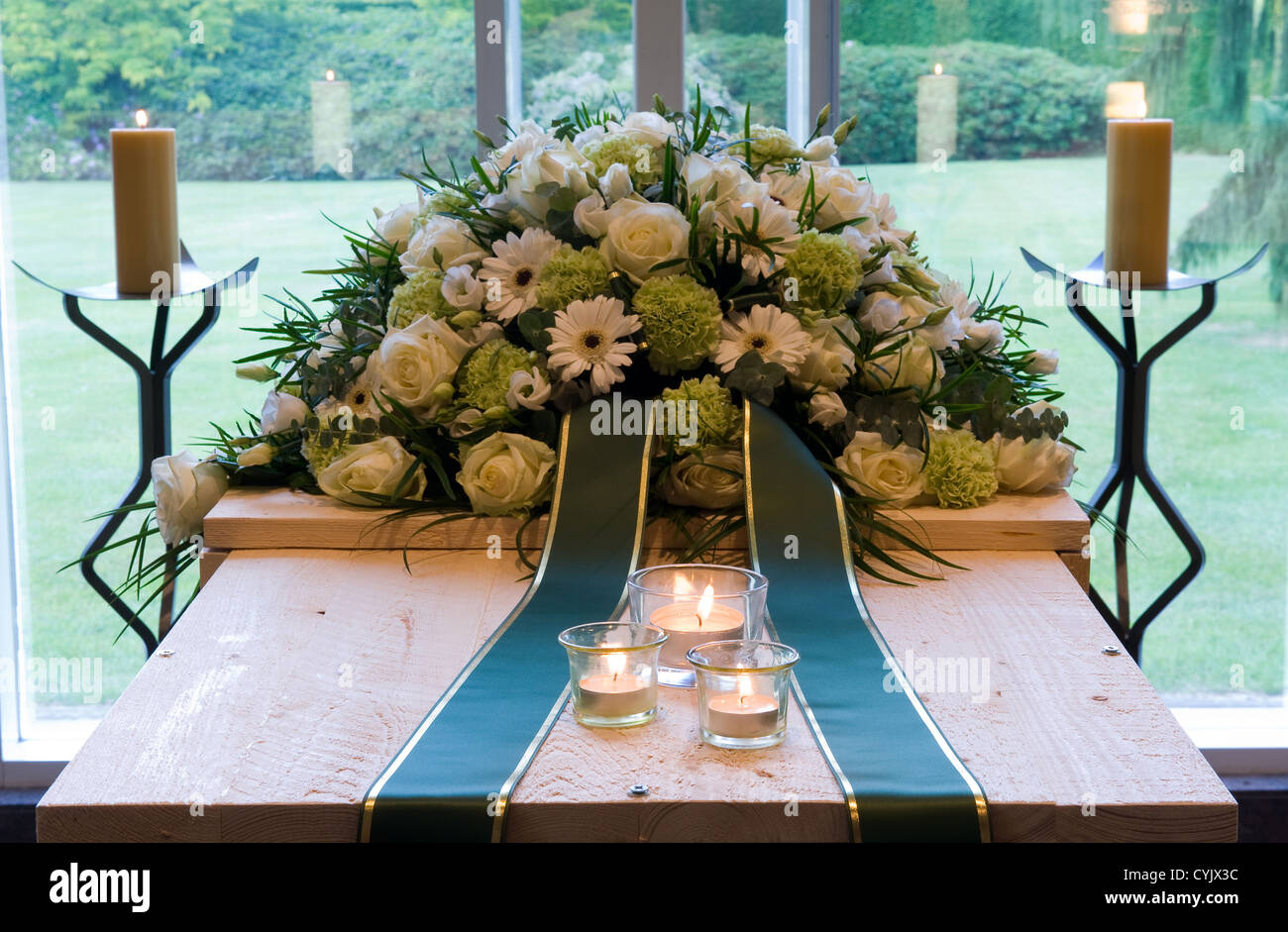 Flower and funeral candles hi-res stock photography and images - Alamy