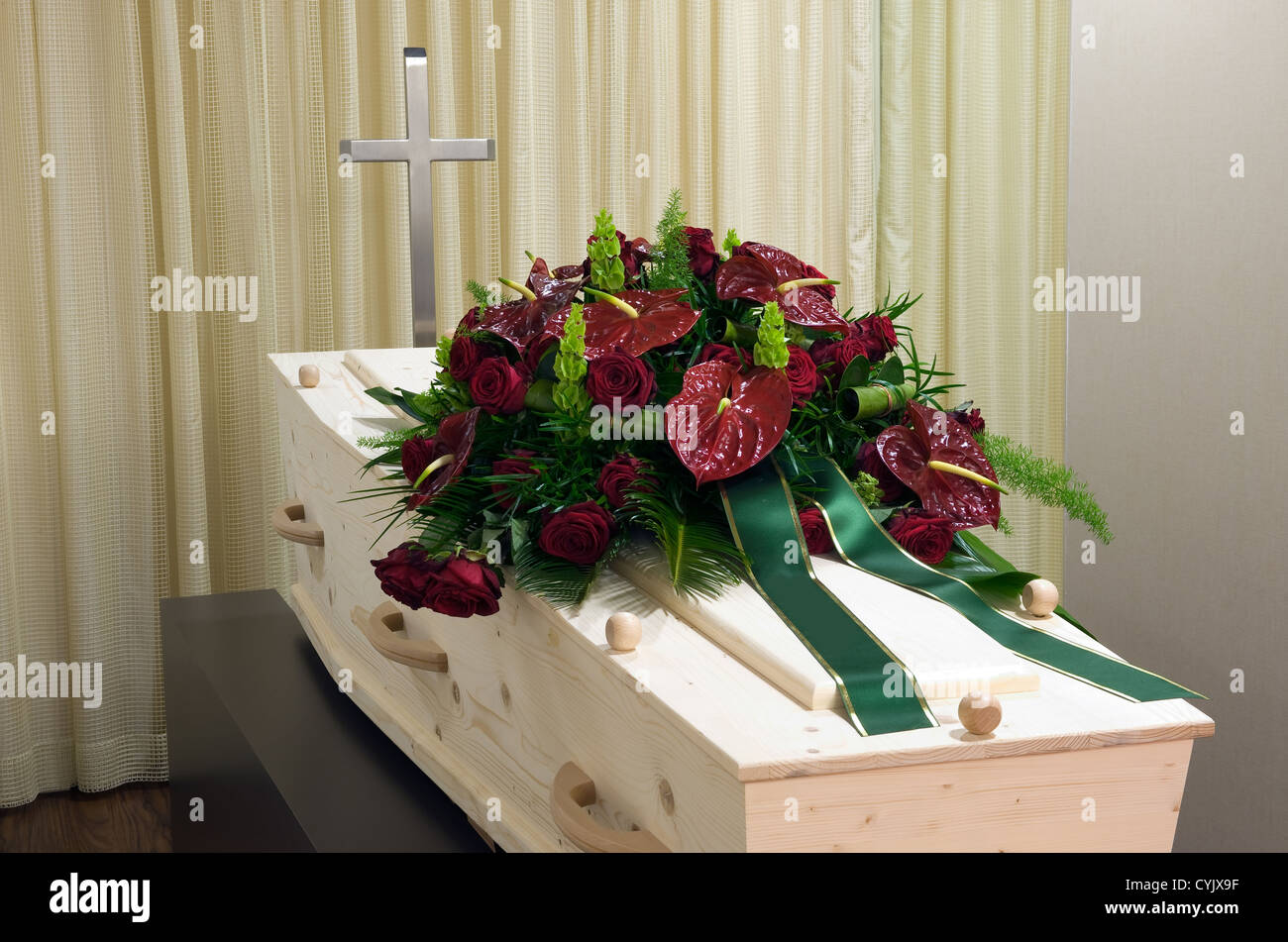 Grave coffin cross hi-res stock photography and images - Alamy
