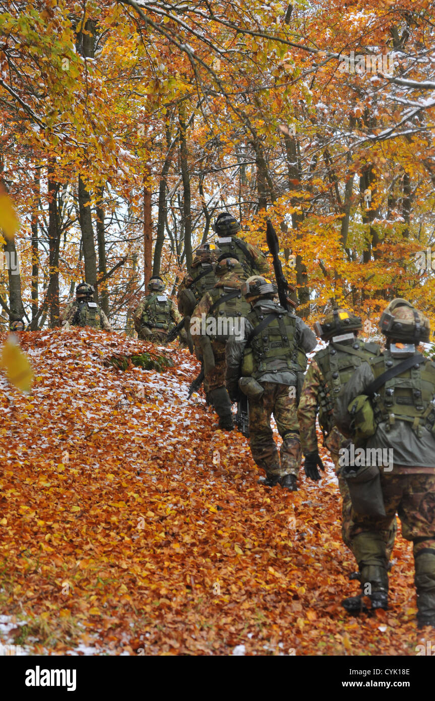 Italian soldiers from the 183rd Airborne Regiment march through ...