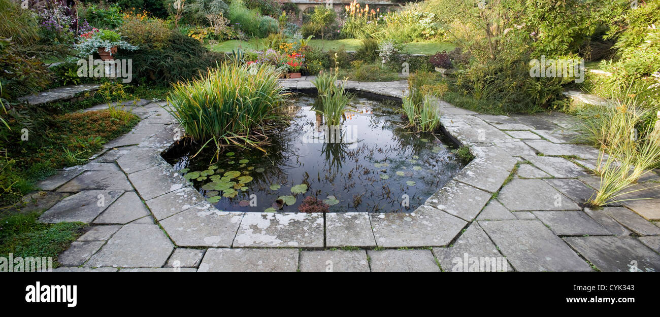 Sunken water feature hi-res stock photography and images - Alamy
