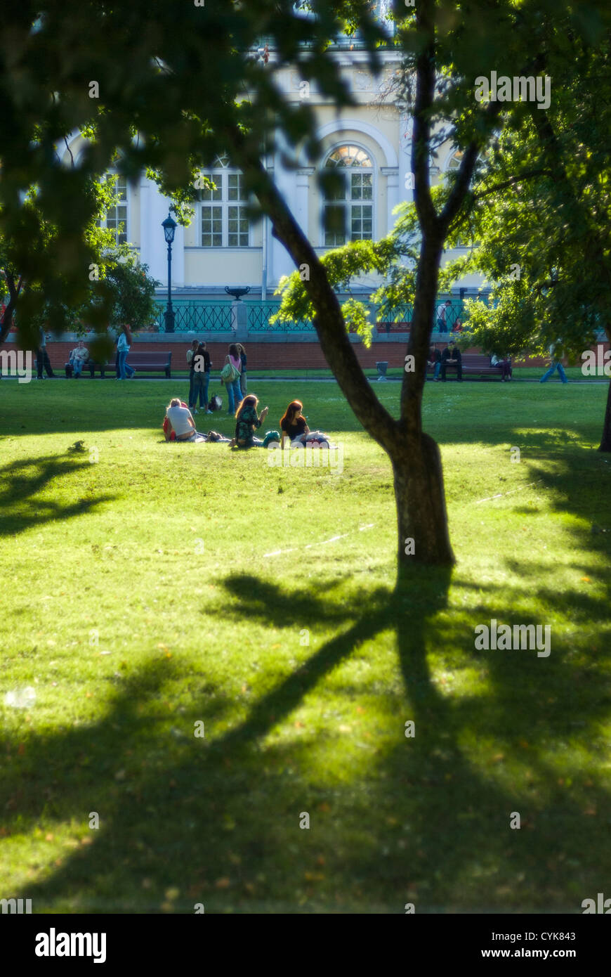 People relaxing in Alexandrovskiy sad park near Moscow Kremlin Stock ...