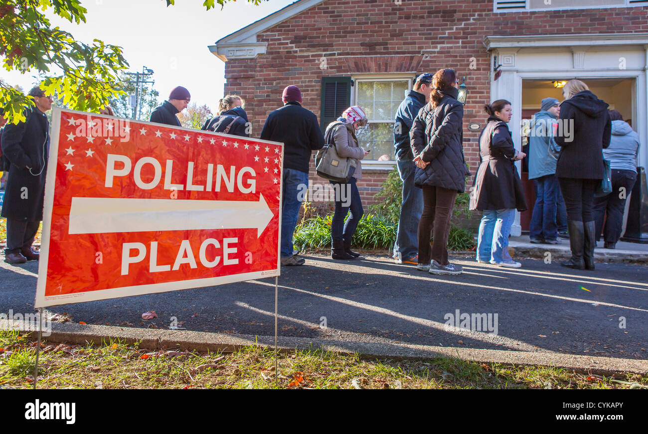 Us voters lining hi-res stock photography and images - Alamy