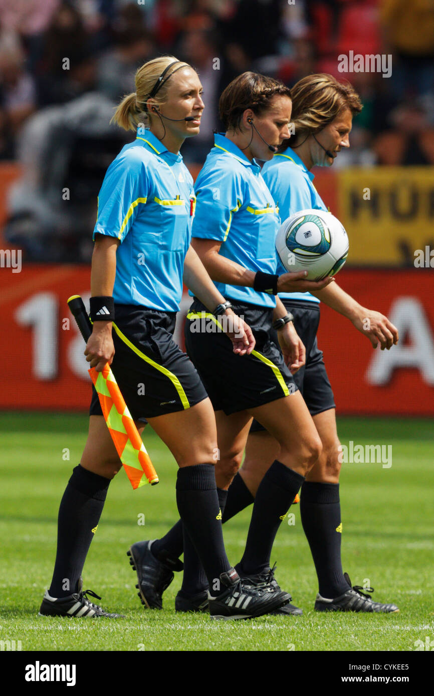Soccer referees hi-res stock photography and images - Alamy