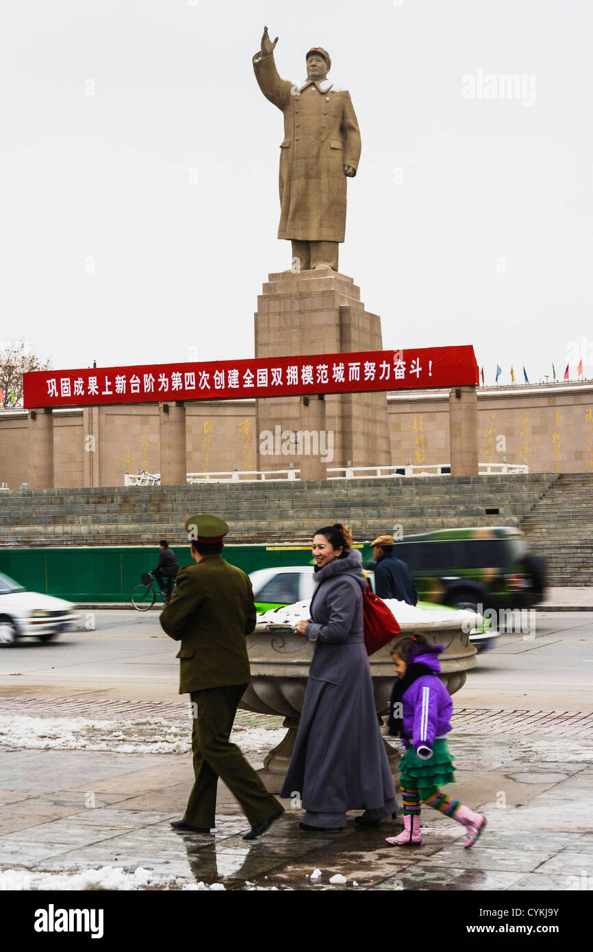Soldier´s Chinese family walking by the huge statue of Mao Zedong in ...