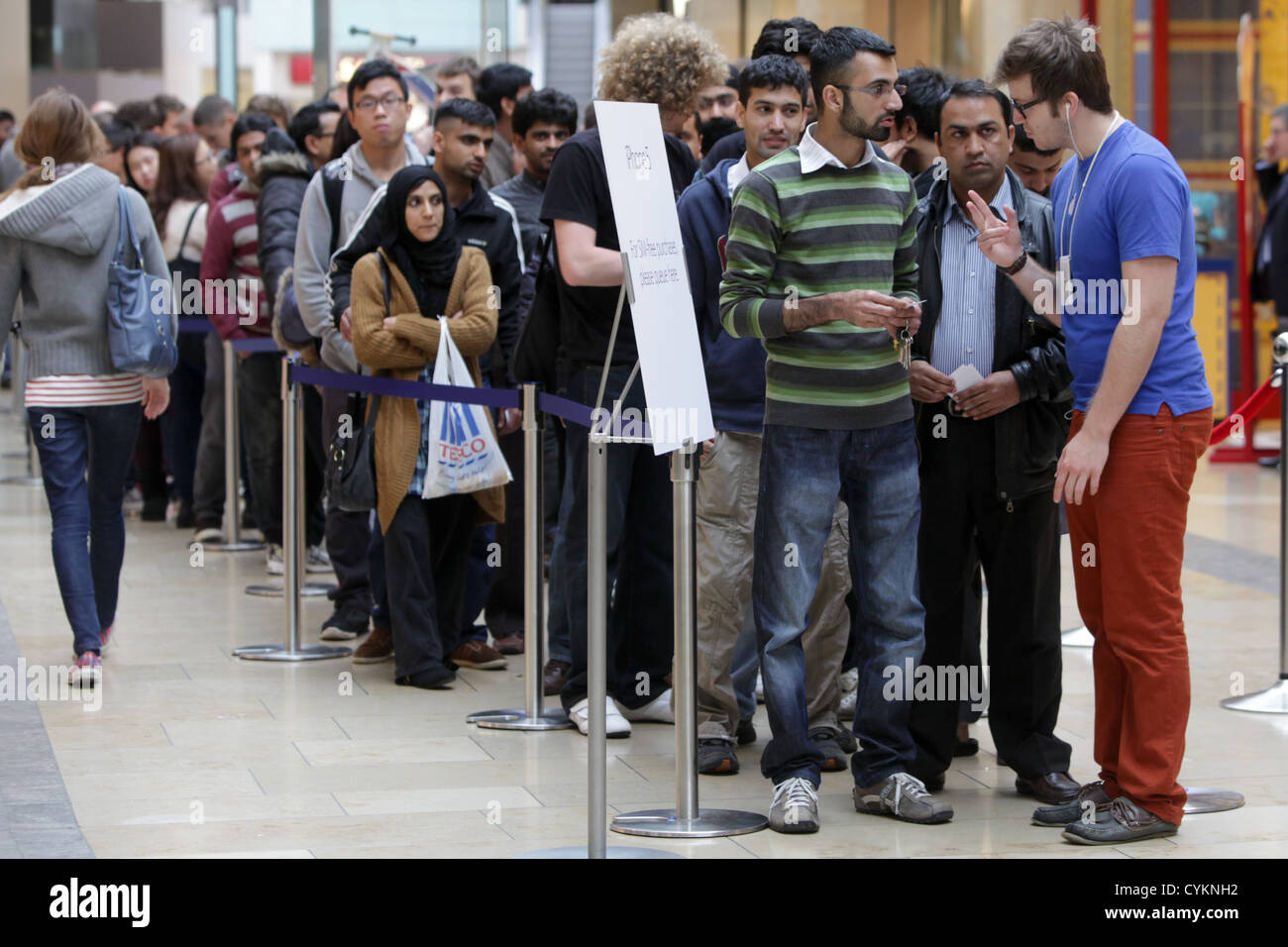 THE QUEUES FOR THE NEW I PHONE AT THE APPLE STORE IN CAMBRIDGE ON ...