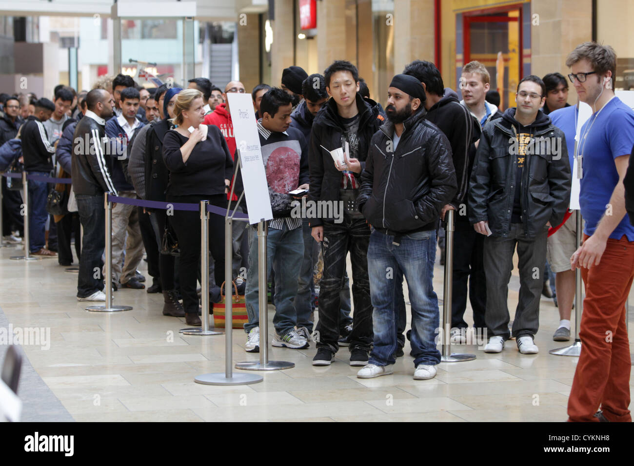 Queue phone shop hi-res stock photography and images - Alamy