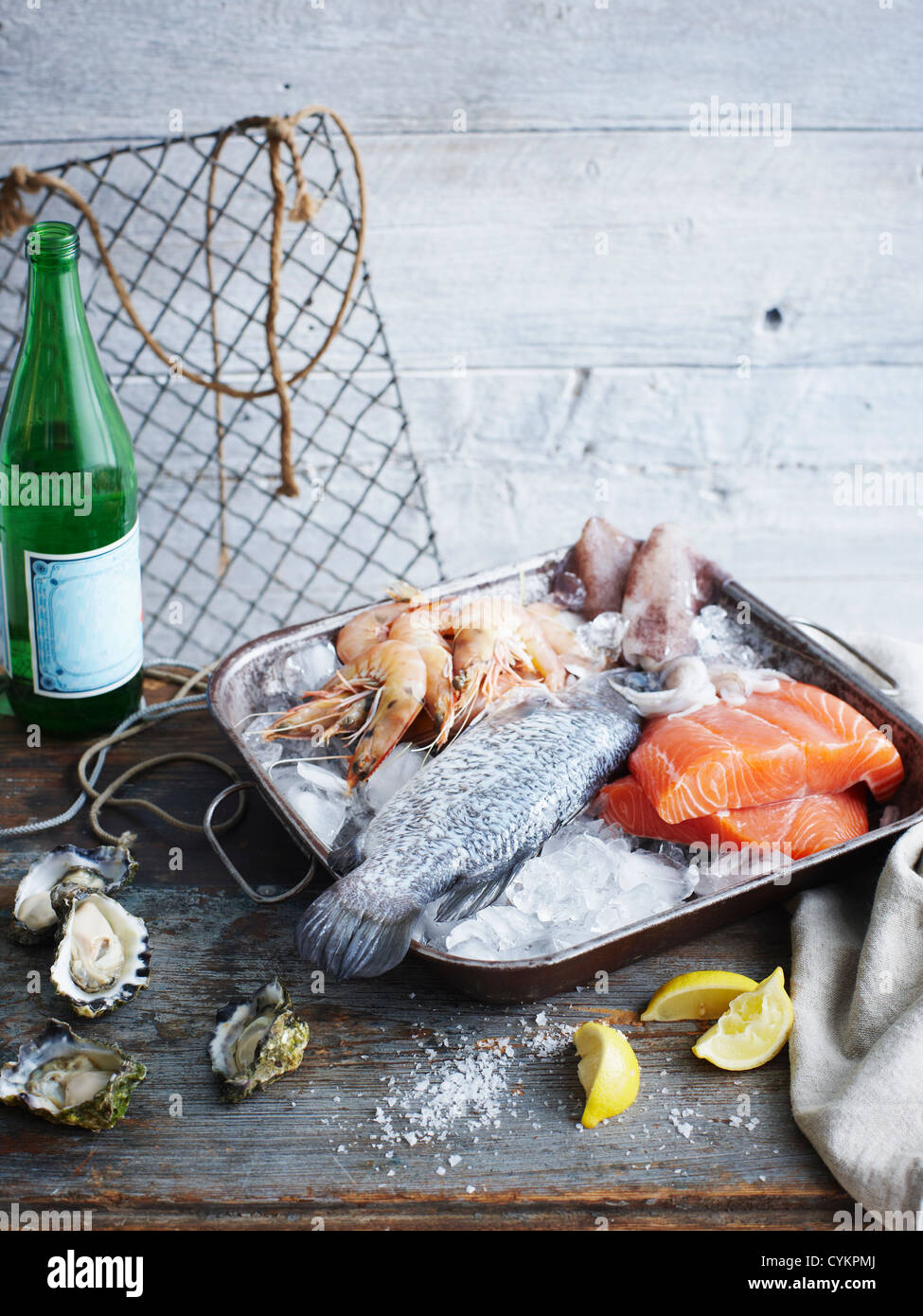 Tray of ice with fish and prawns Stock Photo - Alamy
