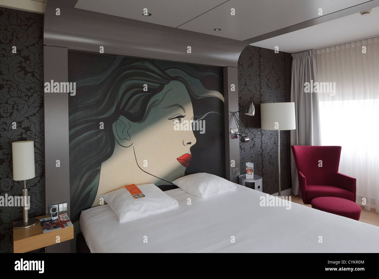 Grey walls red bed hi-res stock photography and images - Alamy