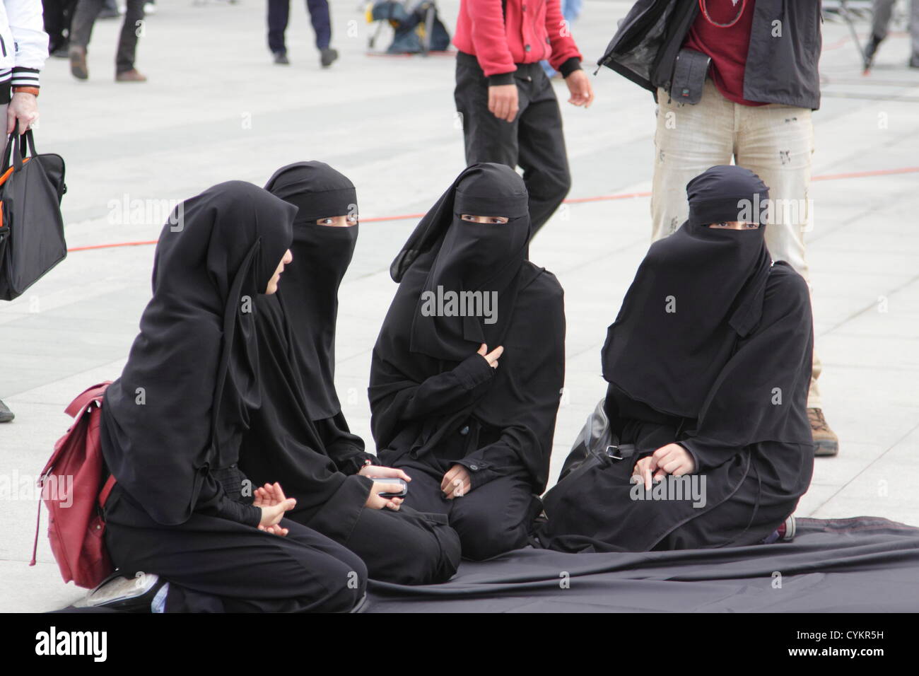 Niqab women hi-res stock photography and images - Alamy
