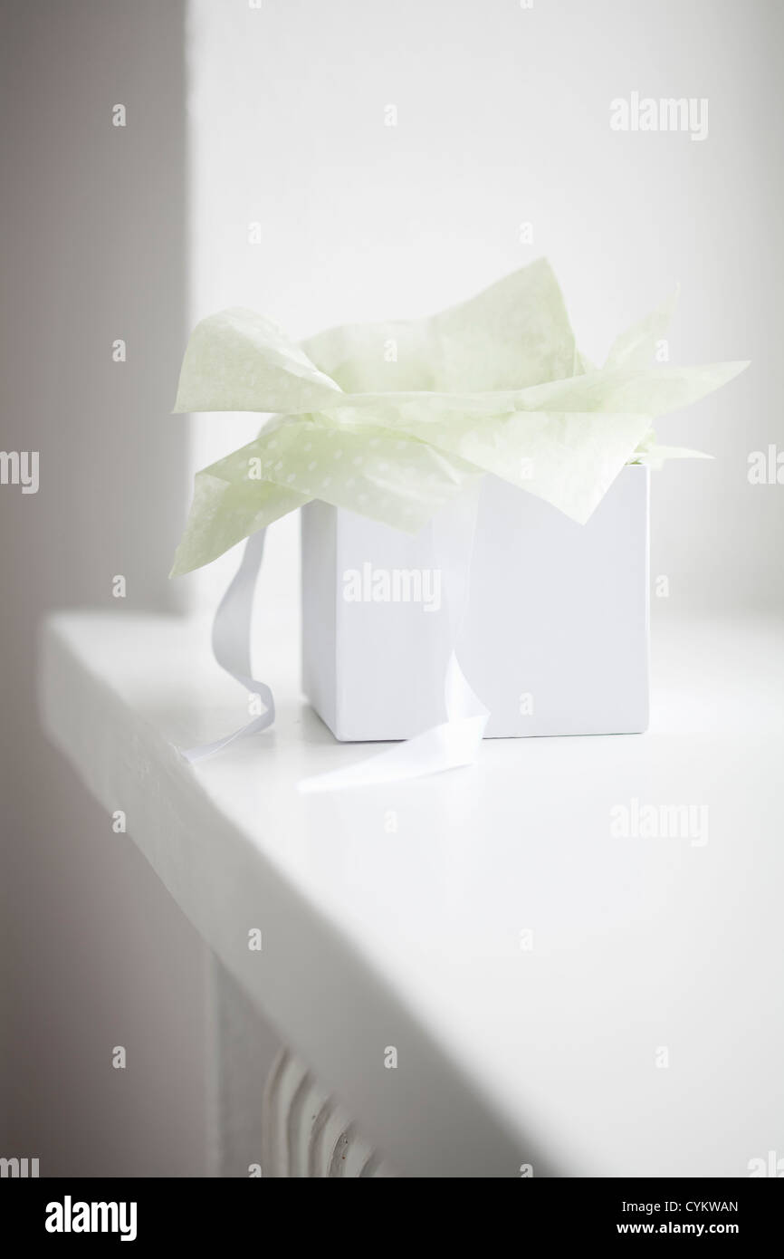 Unwrapped gift box hi-res stock photography and images - Alamy