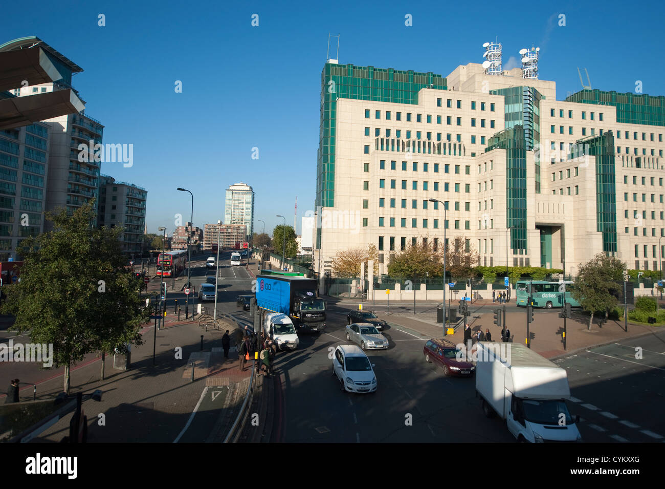 Sis building headquarters mi6 in hi-res stock photography and images ...