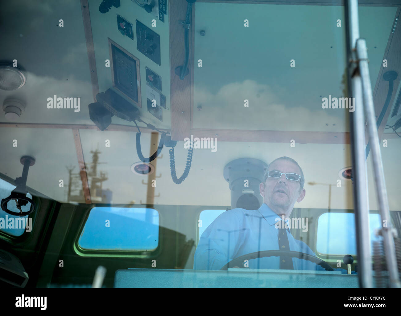 Men working ships bridge hi-res stock photography and images - Alamy