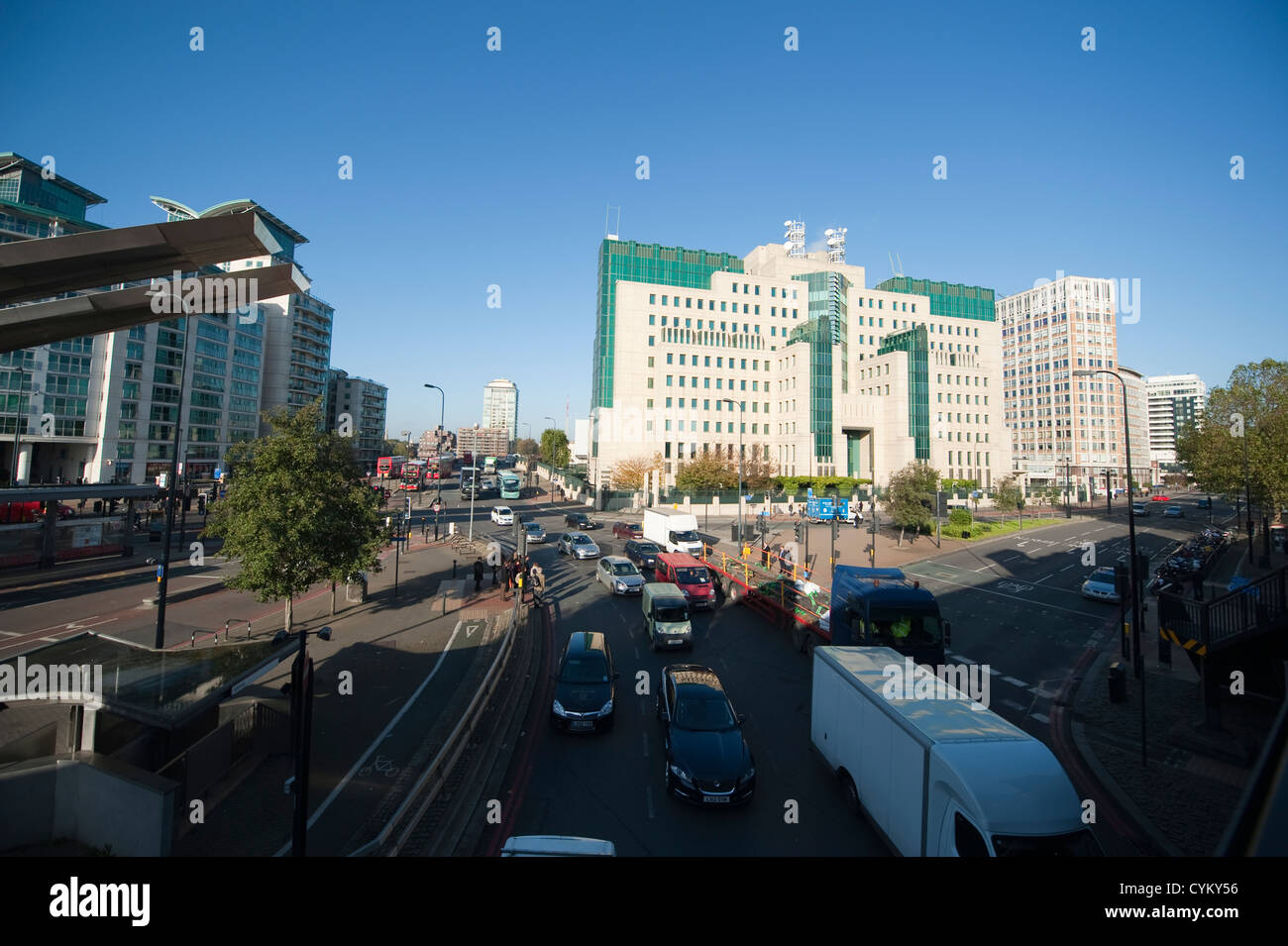 Sis building headquarters mi6 in hi-res stock photography and images ...