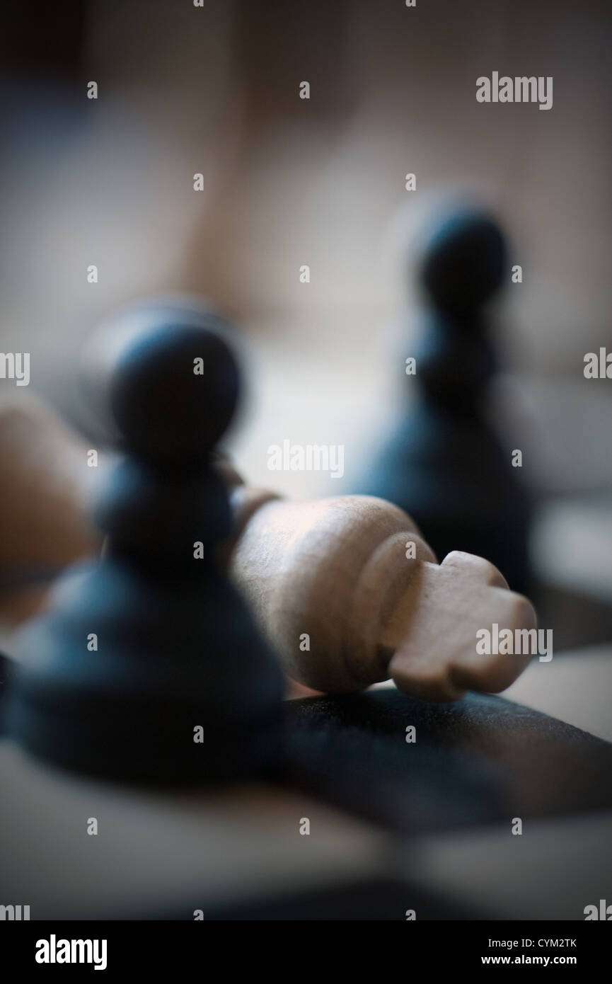 Fallen chess king hi-res stock photography and images - Alamy