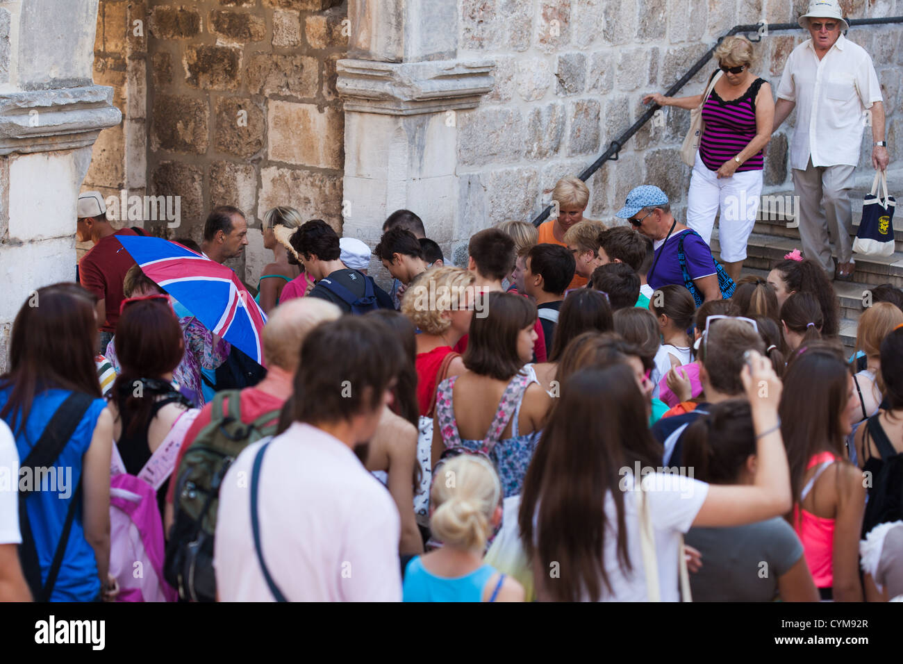 Crowded busy visitors tourists crowds pedestrians hi-res stock ...