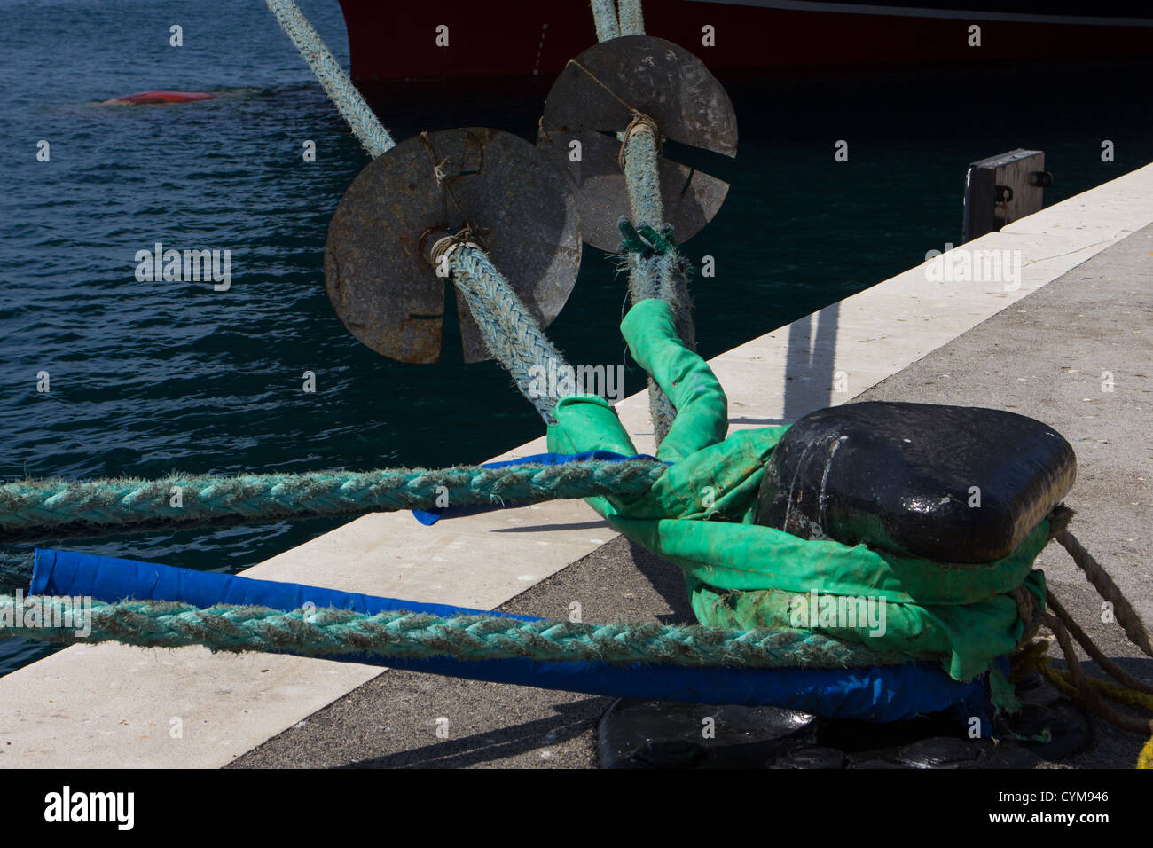 Berthing hawser hi-res stock photography and images - Alamy