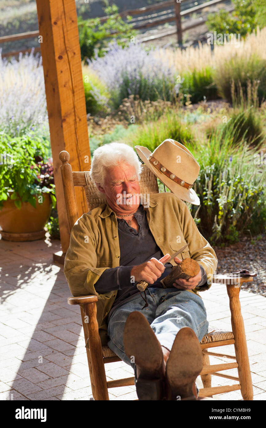 Carving wood hi-res stock photography and images - Alamy