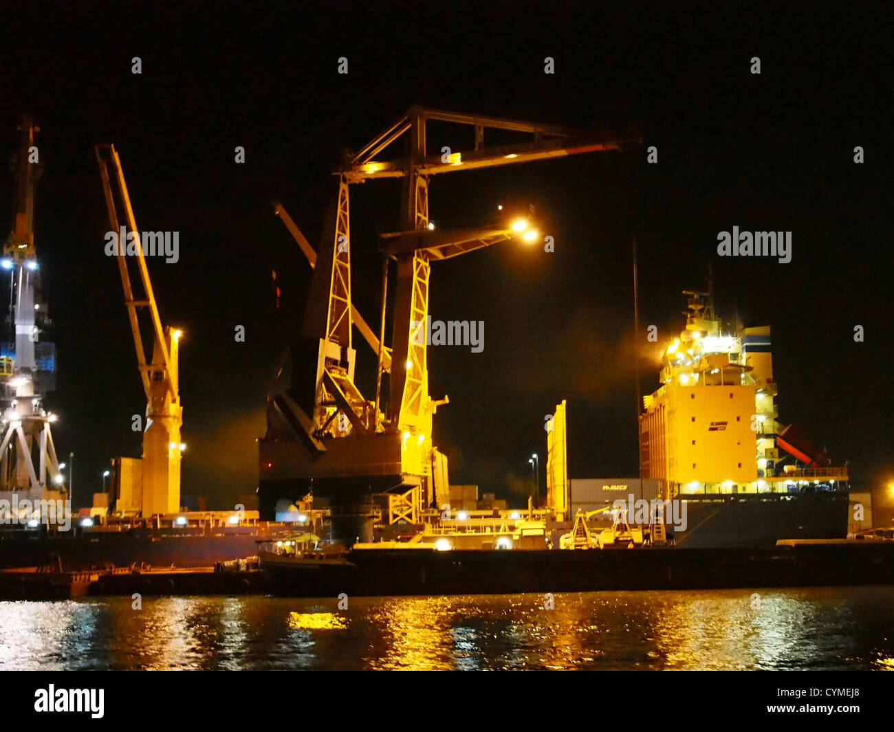 Marcor 2 unloading Fernando by night in Rotterdam Stock Photo - Alamy