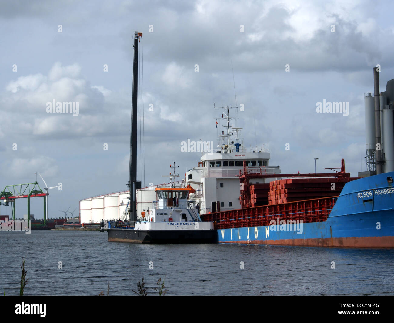 Crane barge 1 hi-res stock photography and images - Alamy