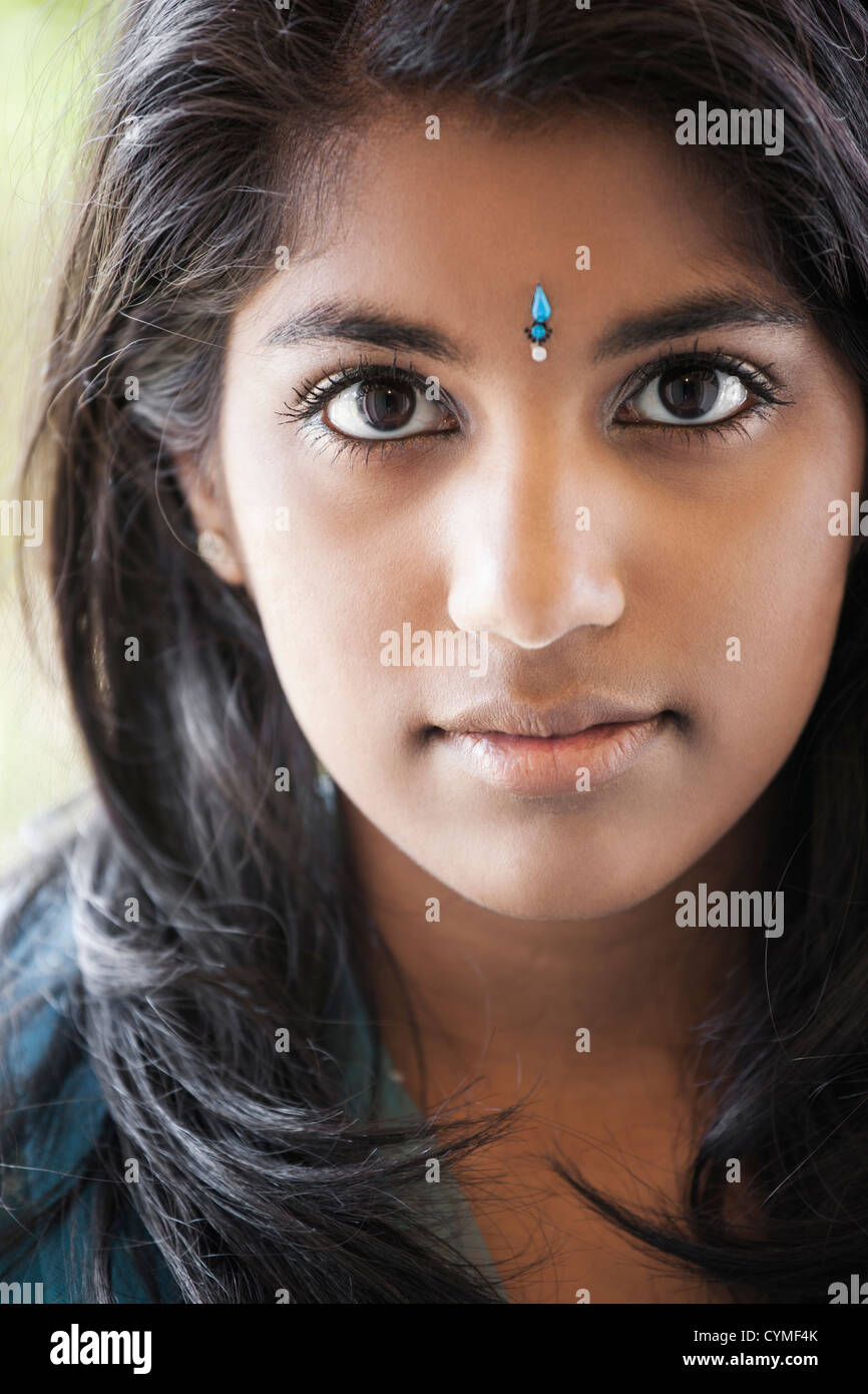 Indian woman with traditional jewel on forehead Stock Photo - Alamy