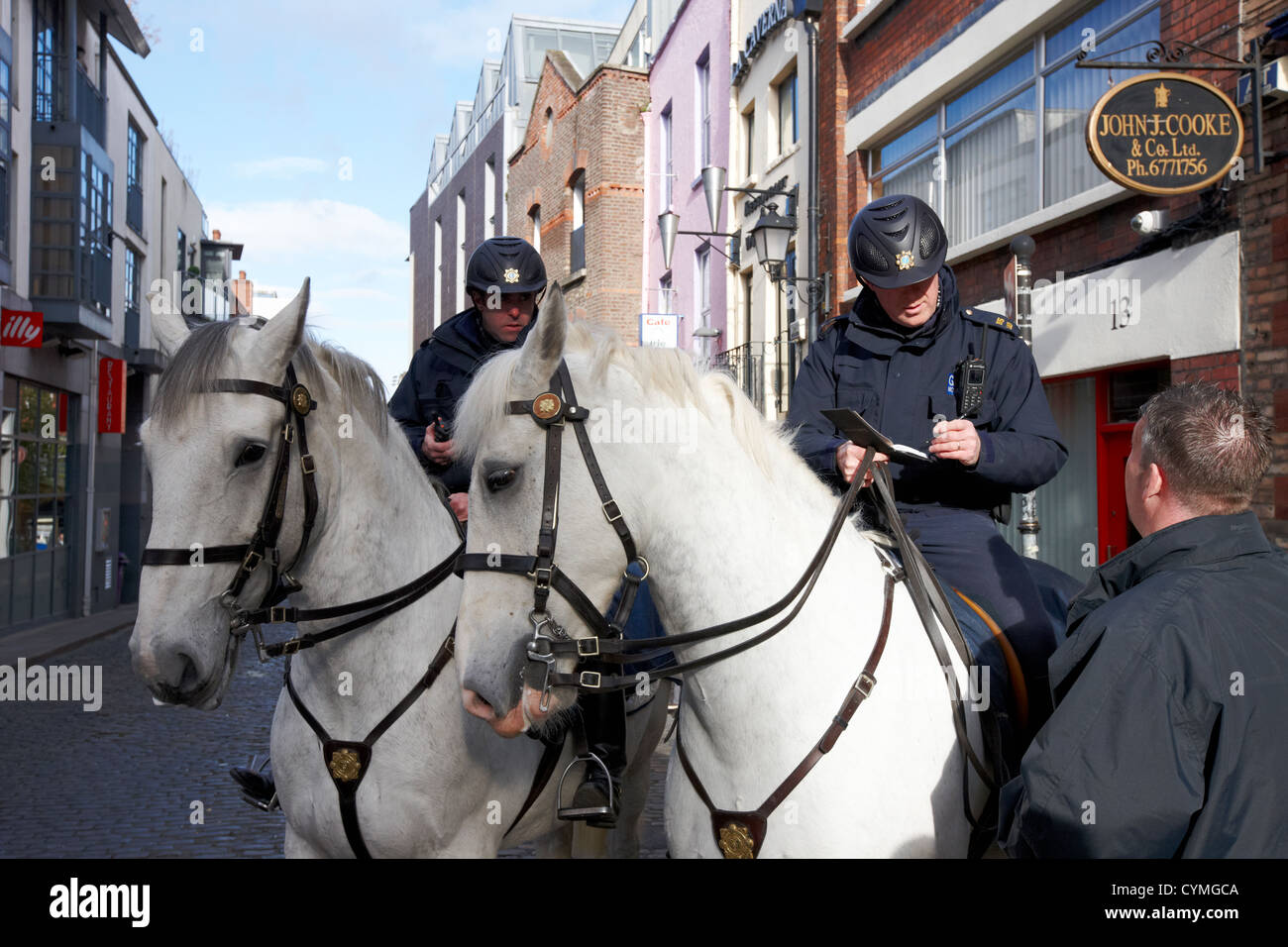 Officers taking statements hi-res stock photography and images - Alamy