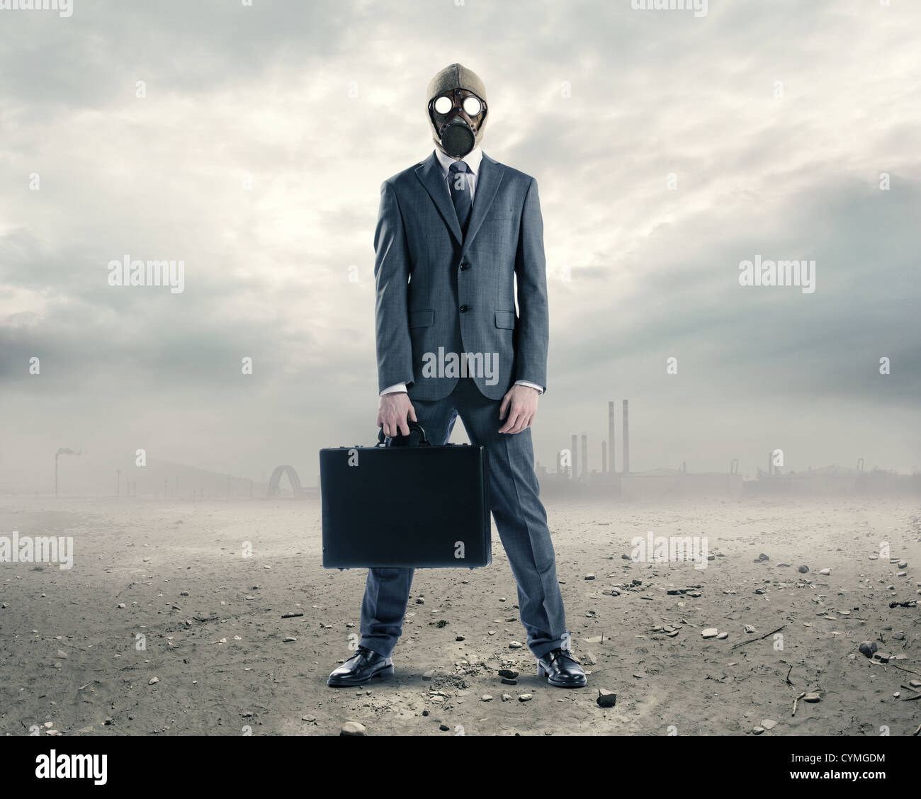 doomsday: portrait of businessman in a gas mask with suitcase Stock ...