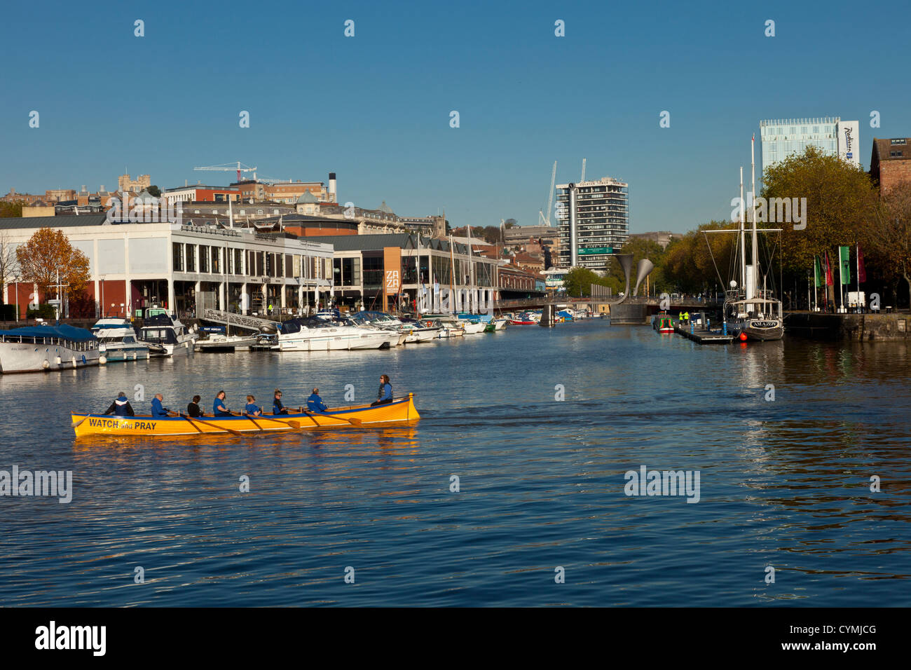 Lady rowers practicing in Bristols floating harbor harbour Stock Photo ...