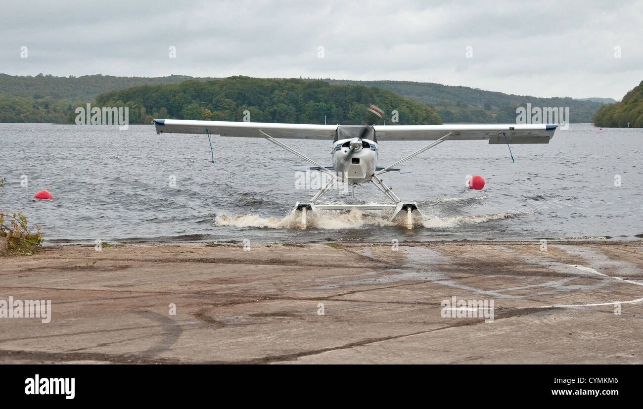 Single engine float plane landing hi-res stock photography and images ...