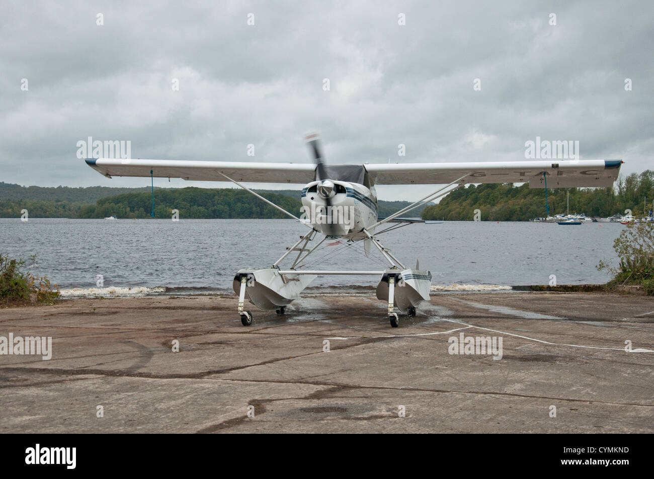 Single engine float plane landing hi-res stock photography and images ...