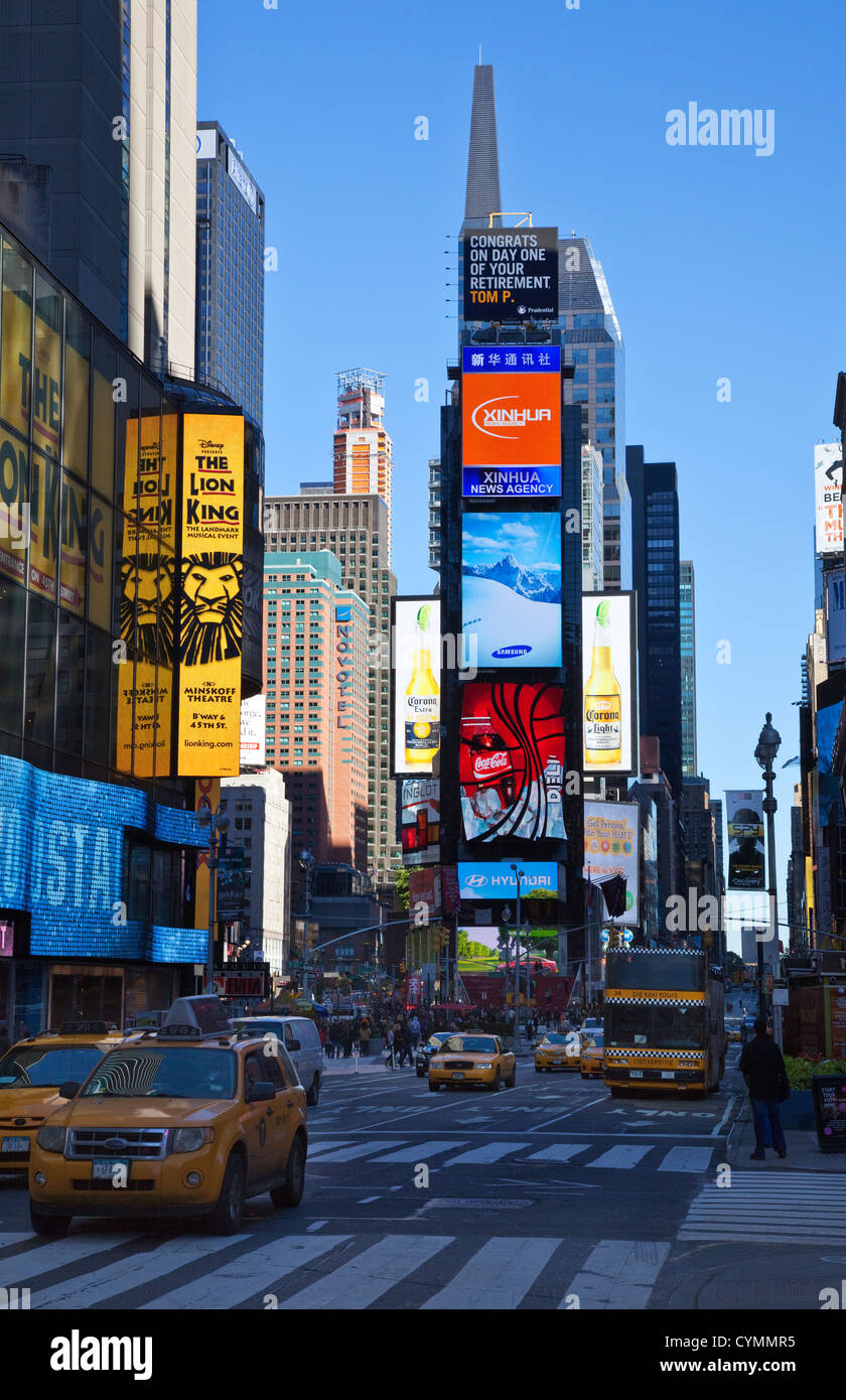 New york times square street scene hi-res stock photography and images ...