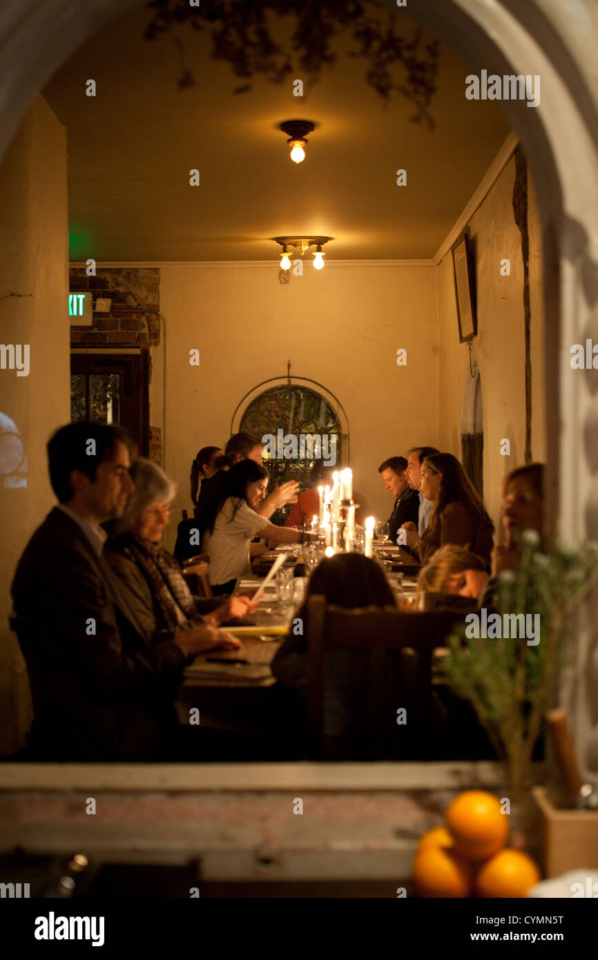 Crowded restaurant hi-res stock photography and images - Alamy