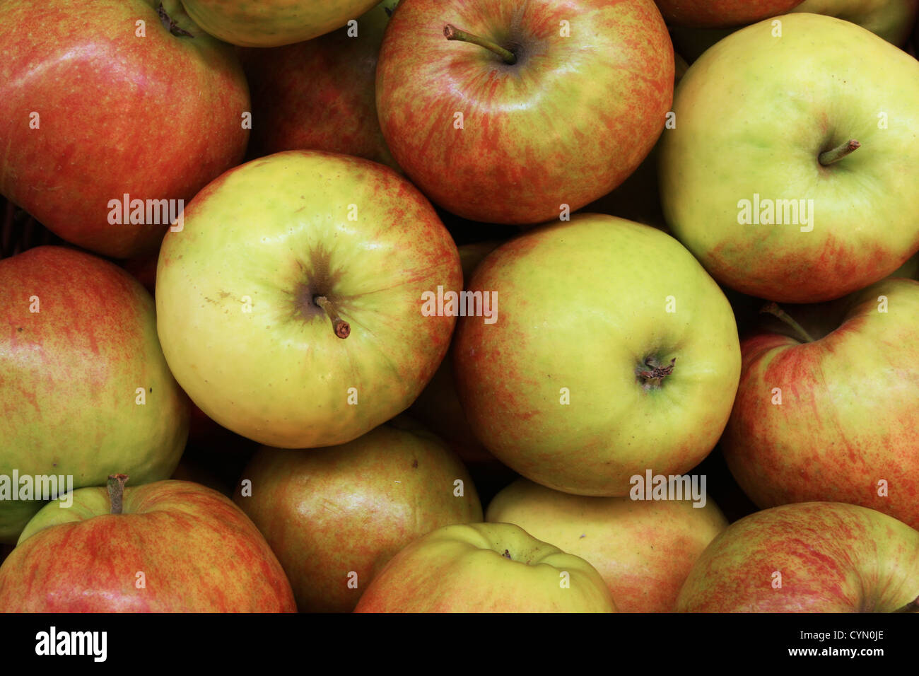 A pile of sweet apples at a farmers market Stock Photo - Alamy