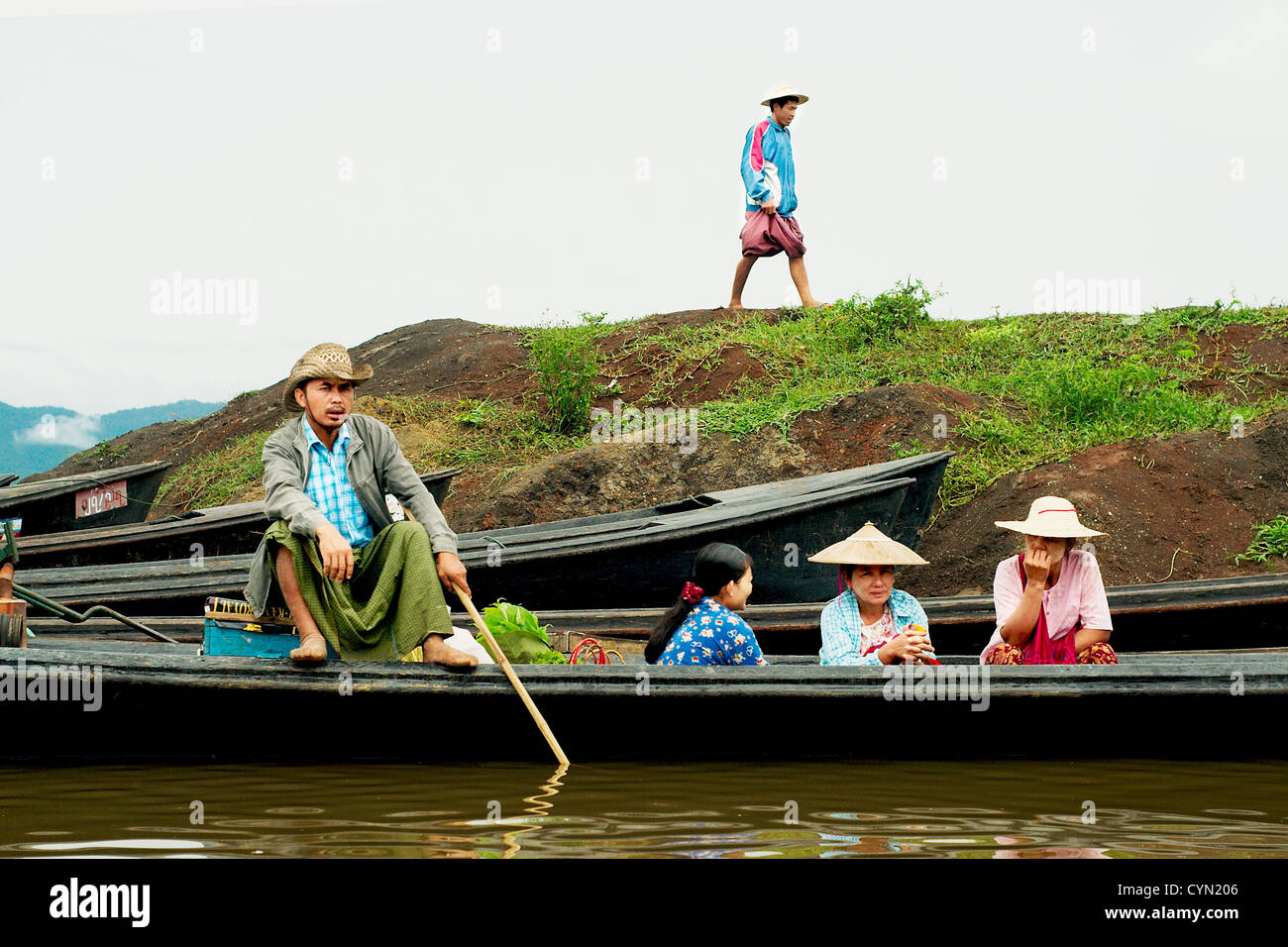 People arriving at Inle lake to sell goods Stock Photo - Alamy