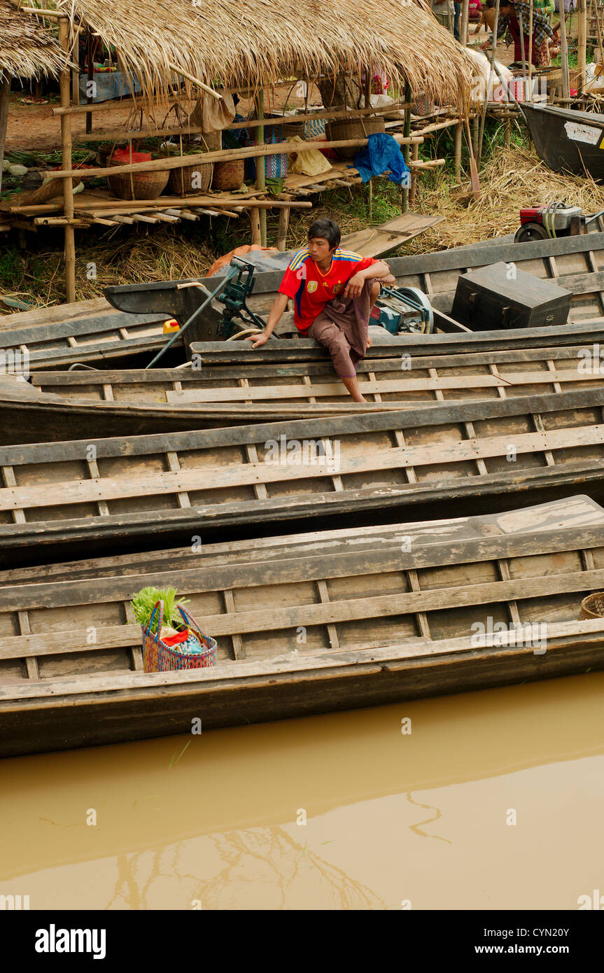 People arriving at Inle lake to sell goods Stock Photo - Alamy