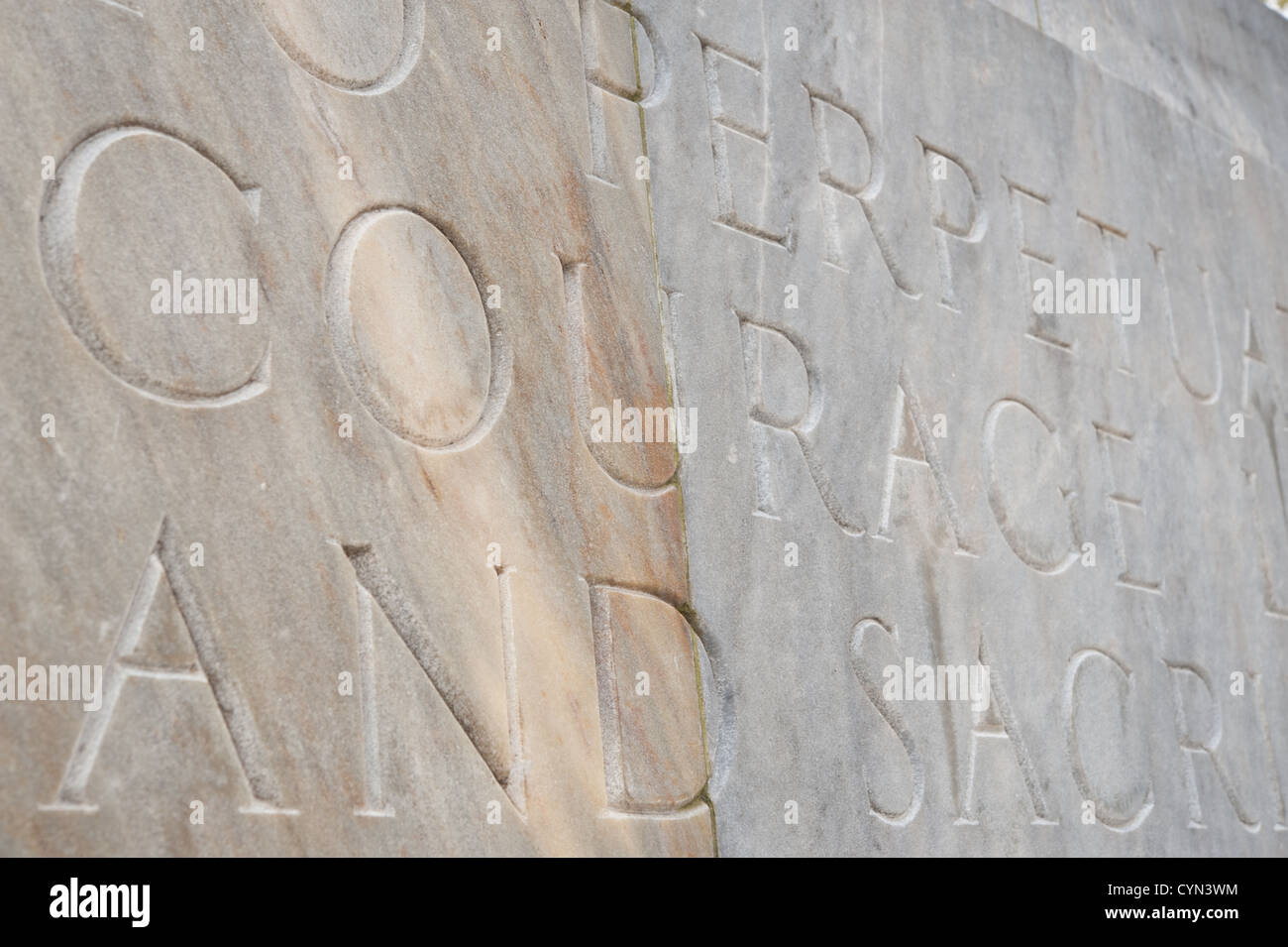 The word courage on a war memorial Stock Photo - Alamy