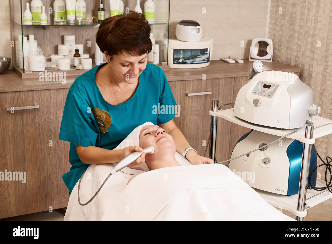 spa centre patient doctor procedure apparatus massage Stock Photo - Alamy