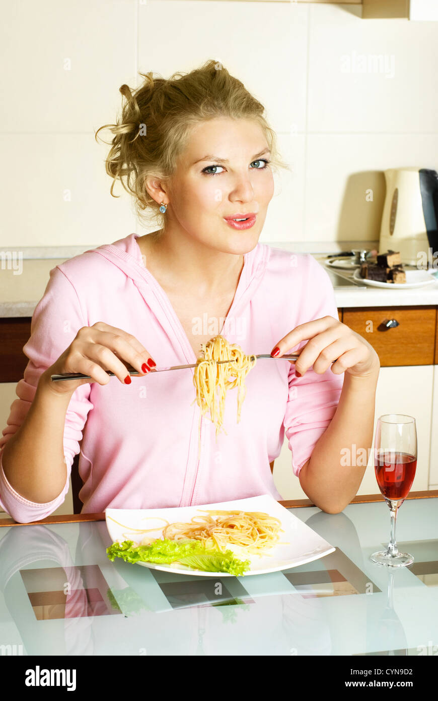 pretty woman eating spaghetti Stock Photo - Alamy