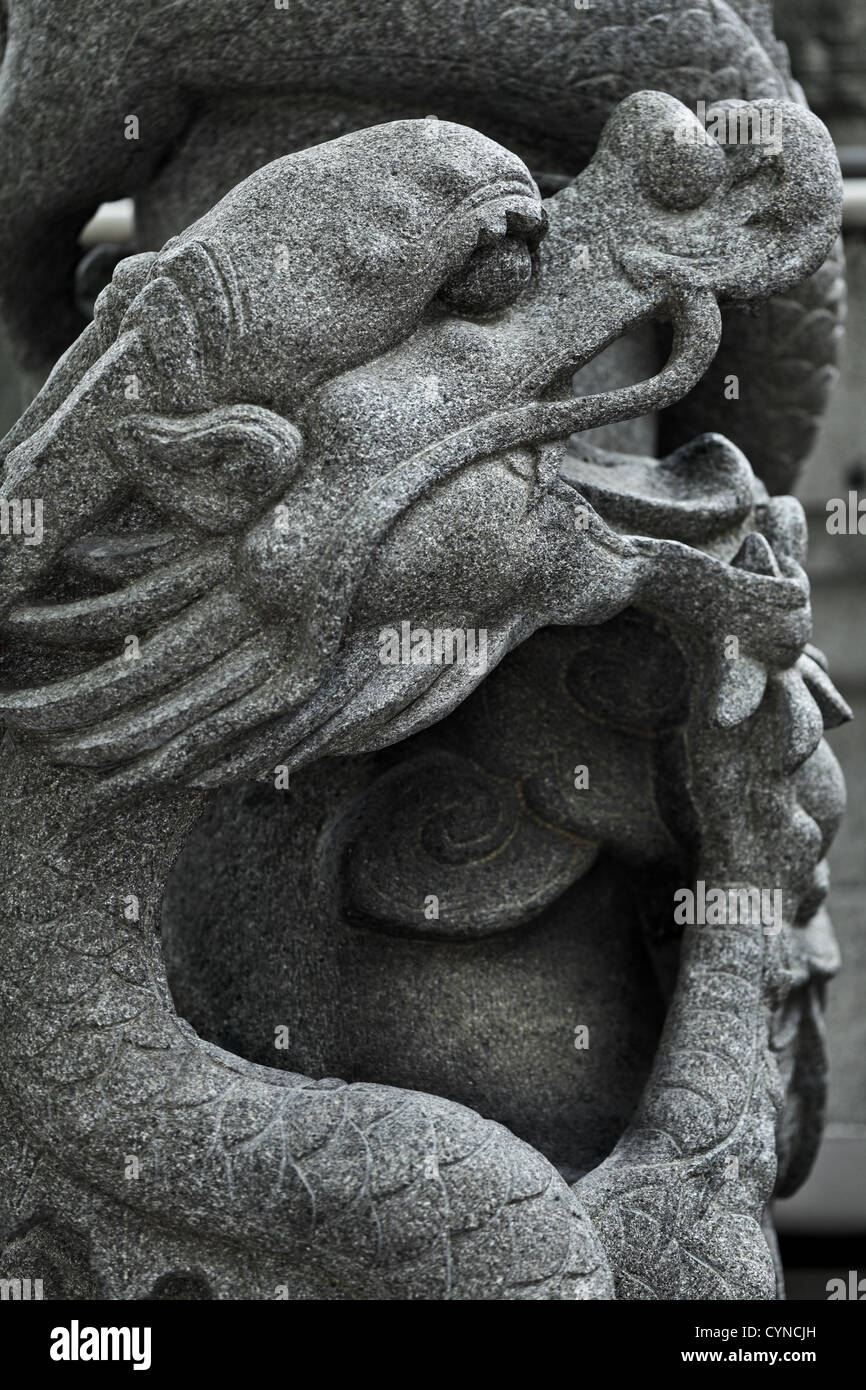 Metal asian dragon statue hi-res stock photography and images - Alamy