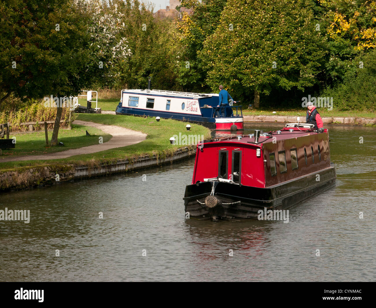 Red narrowboats hi-res stock photography and images - Alamy