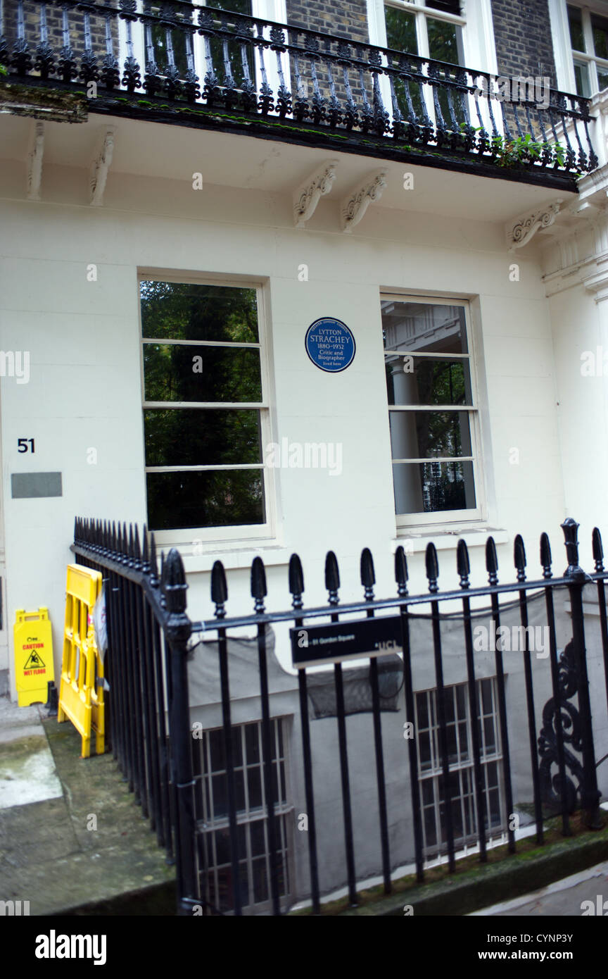 English Heritage blue plaque in London. Lytton Strachey Stock Photo - Alamy