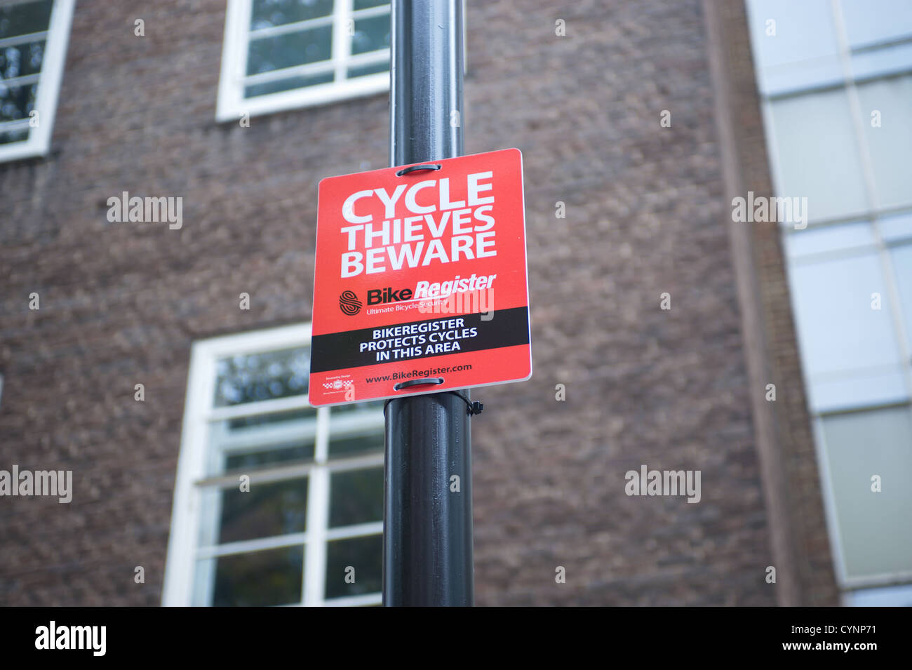Sign warning "Cycle Theives Beware Stock Photo - Alamy