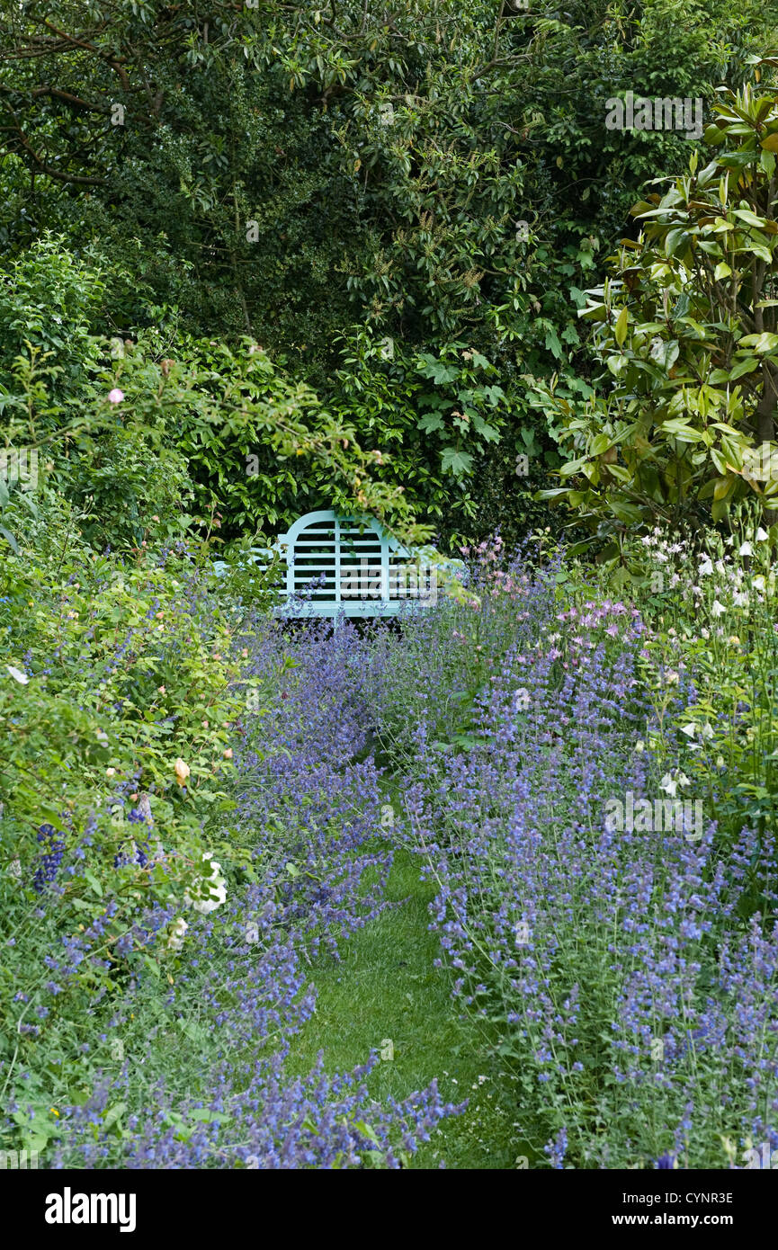 Secluded Garden bench on summers day Stock Photo - Alamy