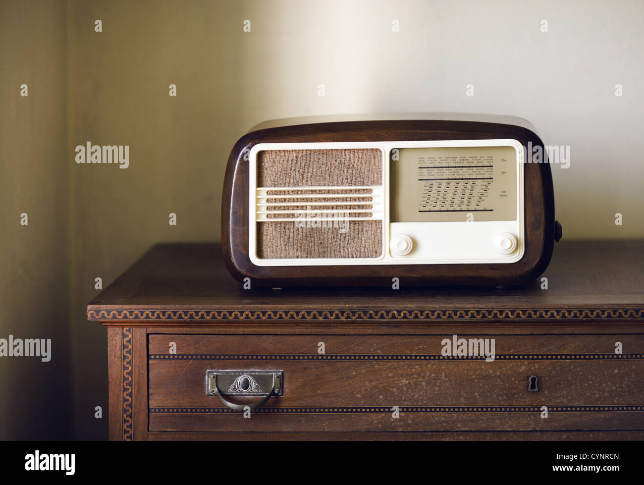 Old radio hi-res stock photography and images - Alamy