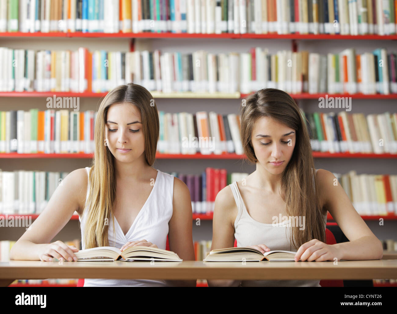 Students reading in their college library Stock Photo - Alamy